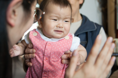 How to help your baby accept new people